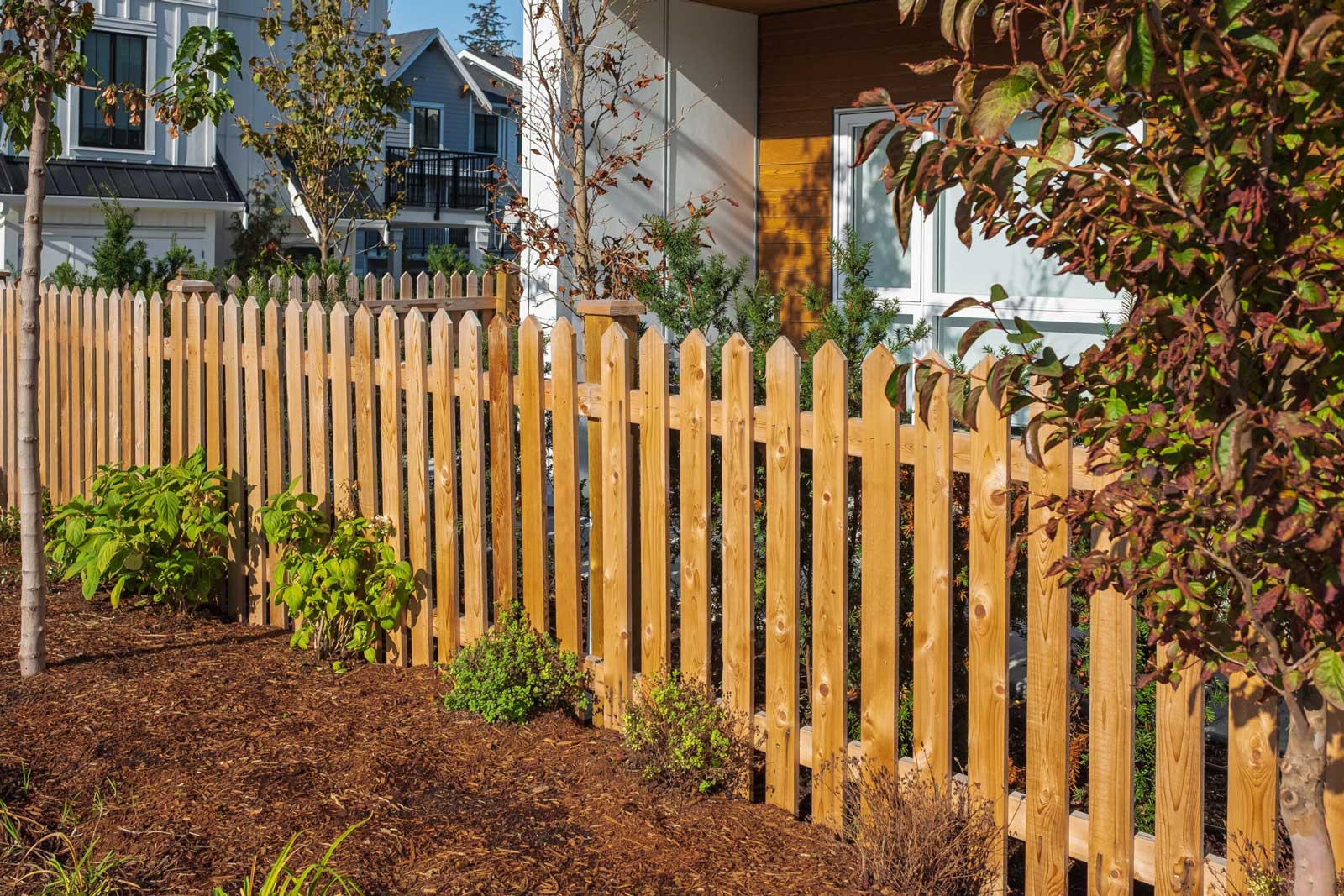 Types of Fencing for Midwest Weather, Wood, Vinyl, Aluminum